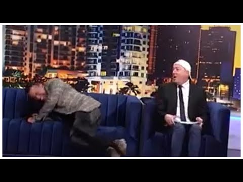 El traductor de Anselmo se ríe a carcajadas con el Mudo