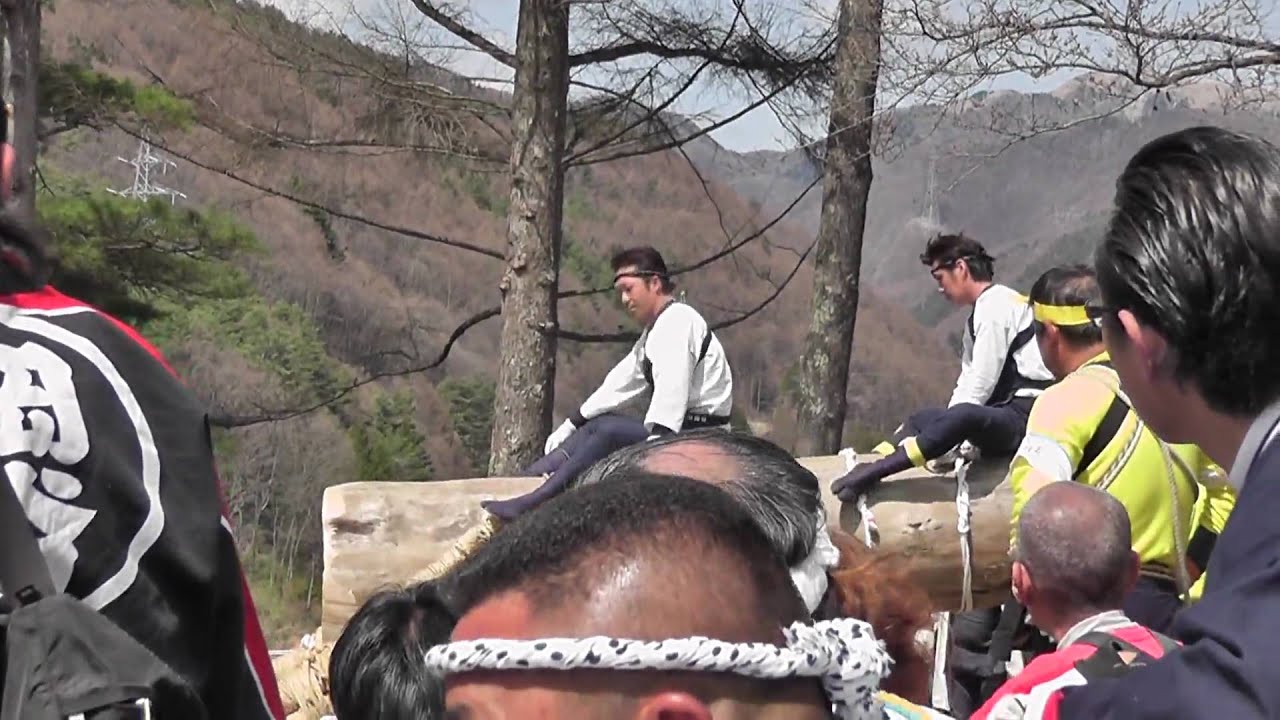 Dangerous! Onbashira Festival2010 命がけ・木落し！ Log riding fighters in Japan ...