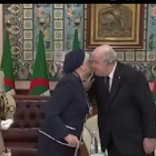 الرئيس الجزائري عبد المجيد تبون يقبل زوجة الشهيد يوسف الخطيب عبد