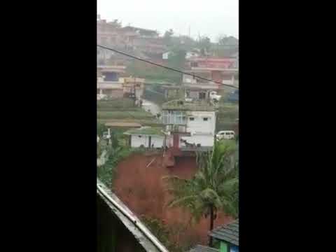 கேரள மழையில் முழு  வீடு பெயர்ந்து  விழும்  நேரடி காட்சி ..