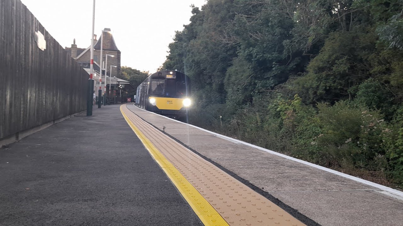 Island Line Class 484 departing Shanklin- 8/9/22 - YouTube