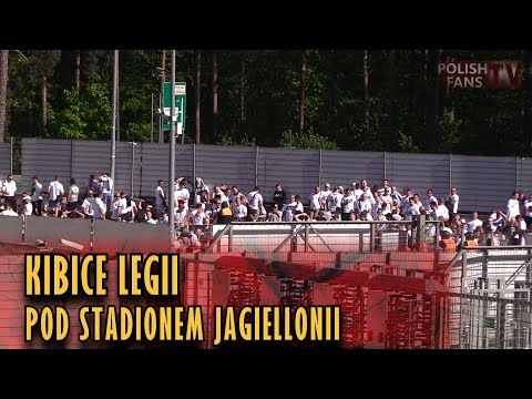 Kibice Legii pod stadionem Jagiellonii (06.05.2018 r.)