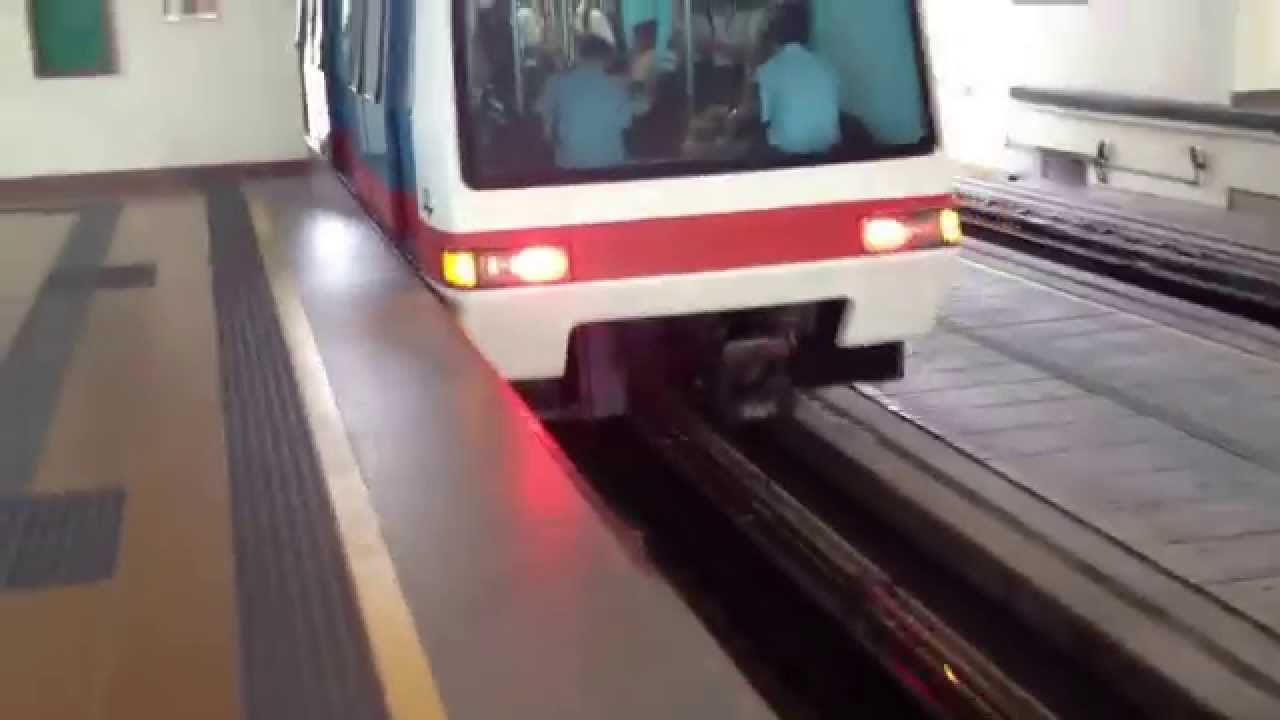 [SPARKS] LRT trains with sparks on the third rail TRN 107/109 - YouTube