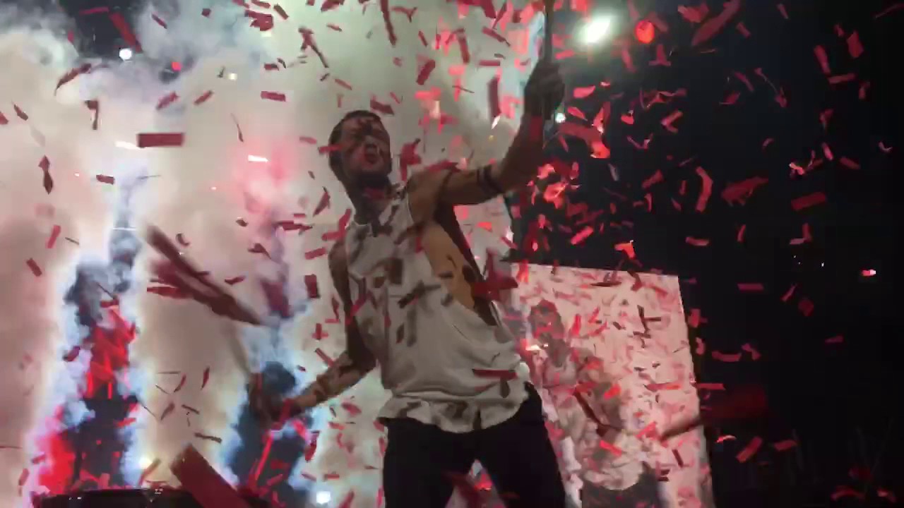 Twenty One Pilots - Trees live Tyler Joseph on crowd - YouTube