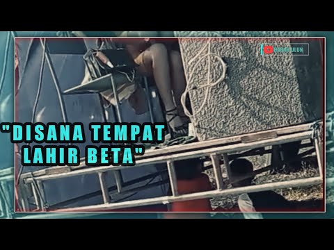 Sekelompok Bocah Berada Dibawah Panggung Biduan Dangdut