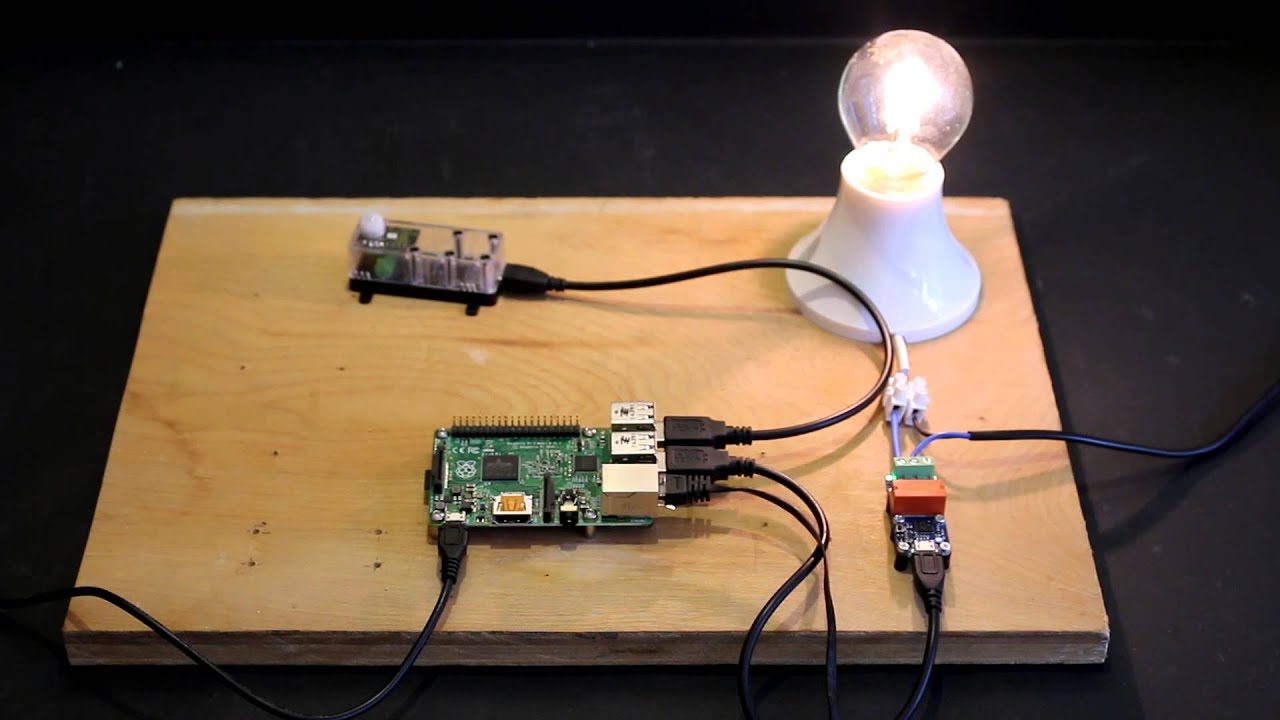 PIR sensor, basic test - YouTube