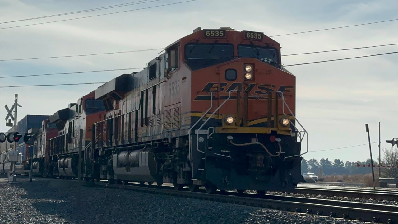 BNSF 6535 Leads BNSF ZWSPNBY6-18U thru Knightsen with BNSF 737 Fakebonnet - YouTube