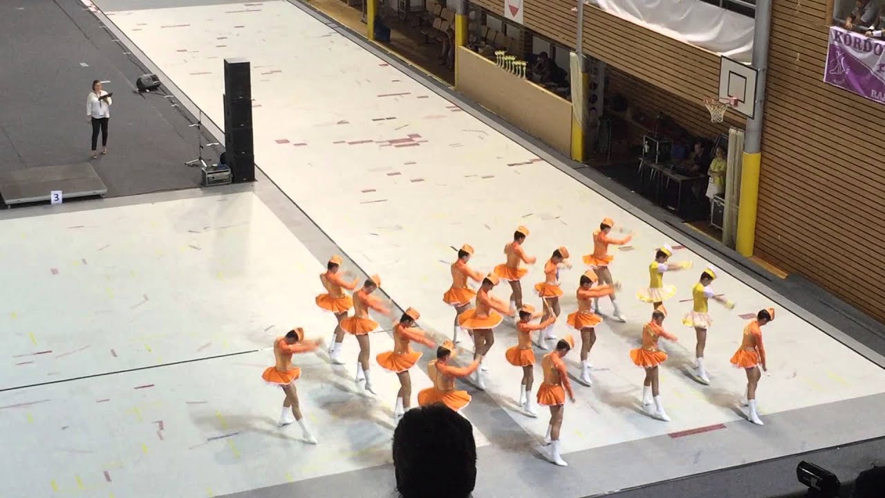 Diana Žilina - JUNIOR baton defilé ME 2015 - YouTube