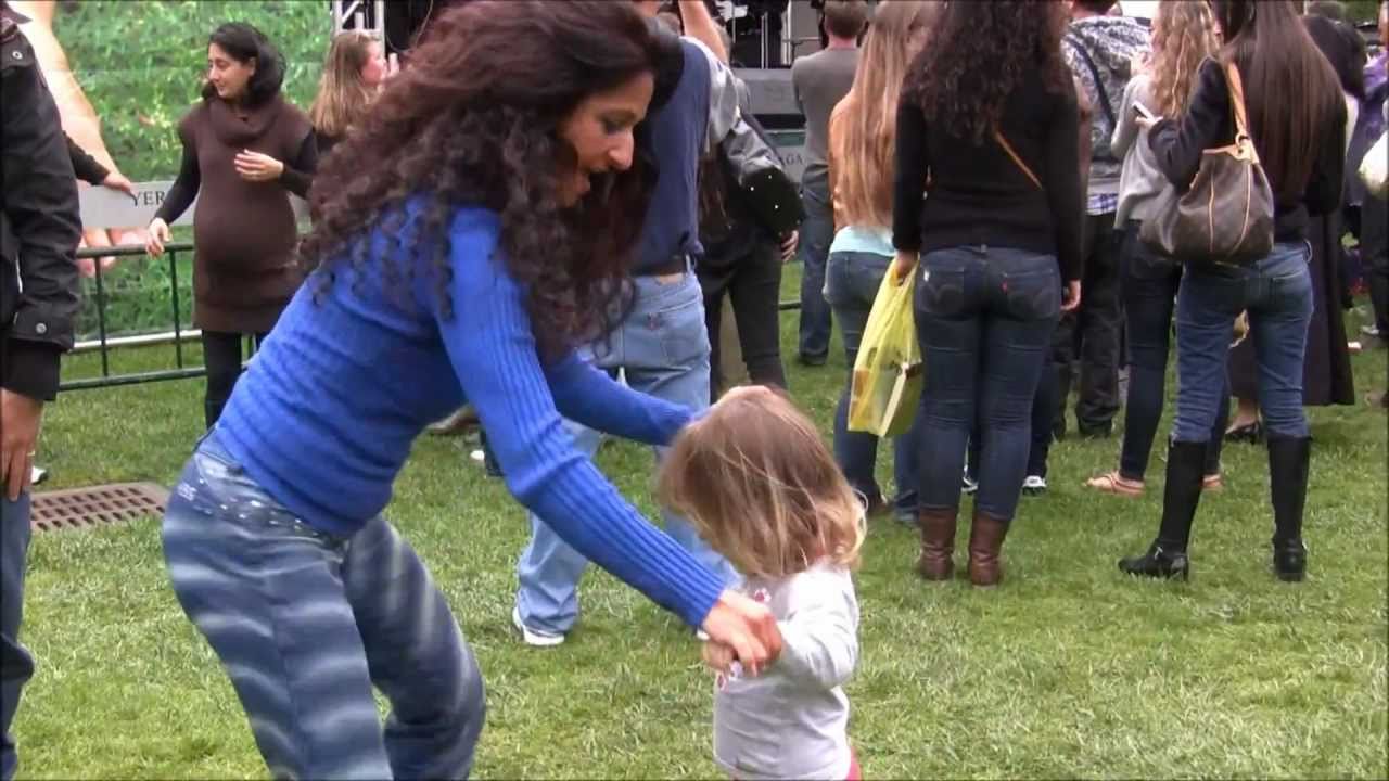 Anat dancing with little girl during Israel Festival - YouTube