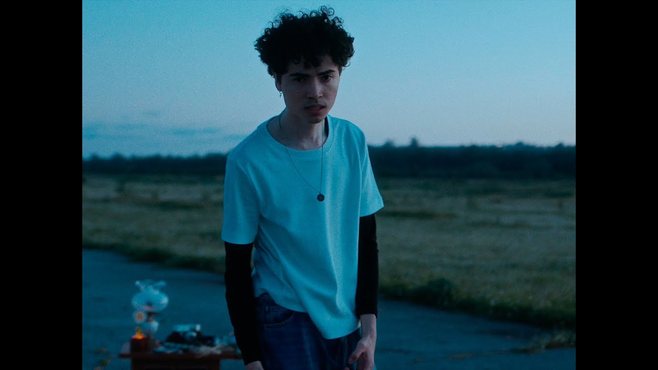 Andrew Benavides - GANAS DE HUIR (video oficial) - YouTube