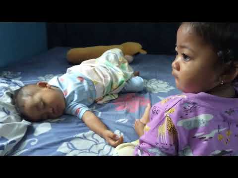 Adik Gangguin Kakak Yang Lagi Tidur 