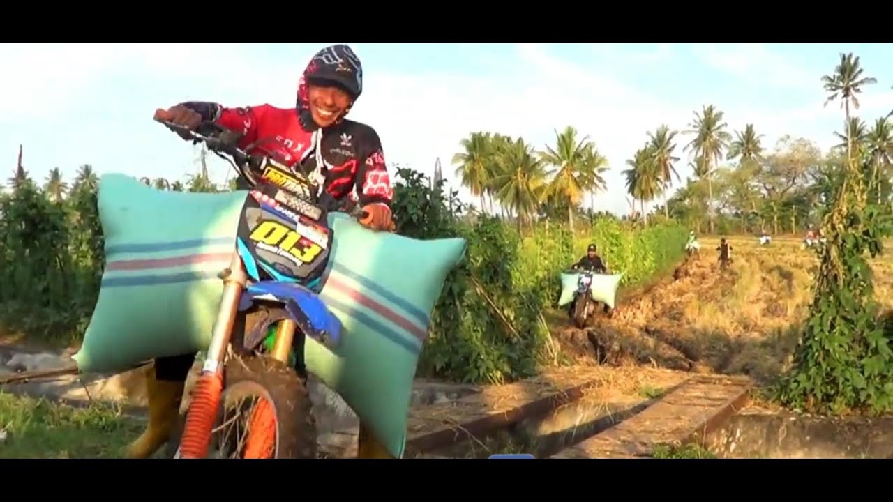 Detik detik motor ojek hampir jatuh ke saluran air ,orang bugis suka ...