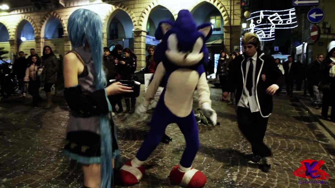 Sonic the hedgehog & cosplayers dancing in Sanremo - YouTube