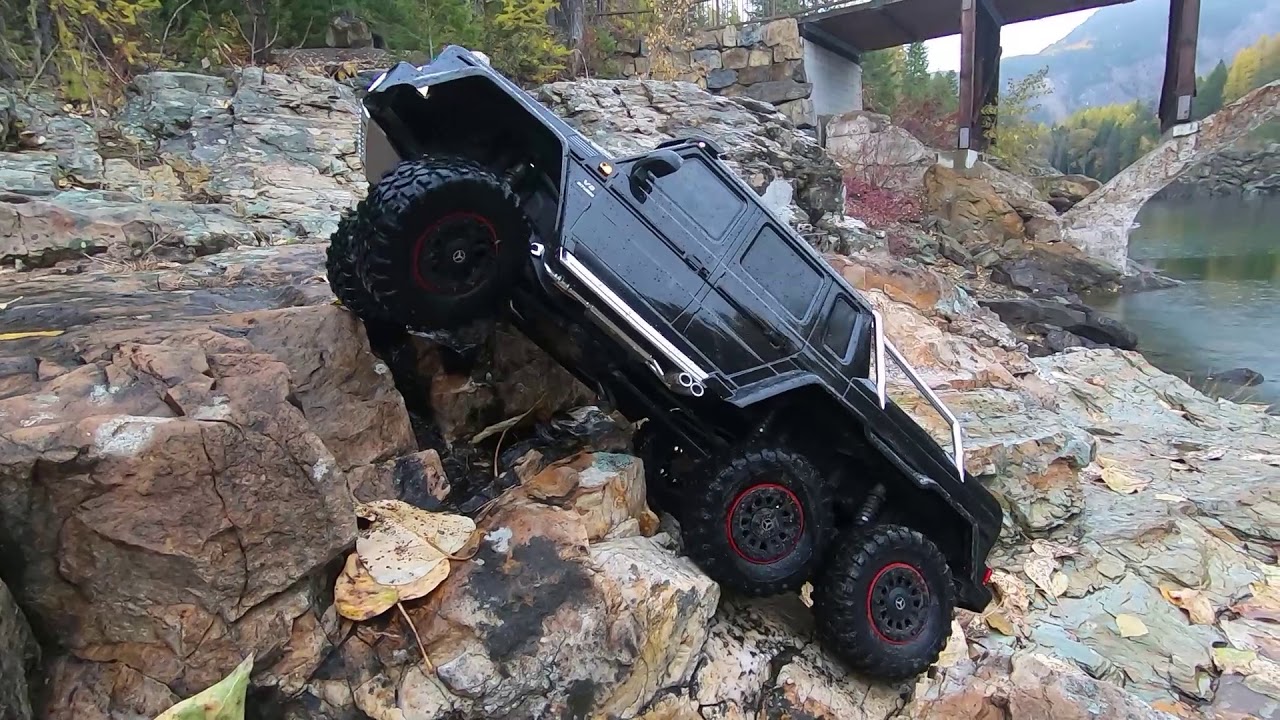 TRAXXAS TRX 6X6 ON THE ROCKS - YouTube