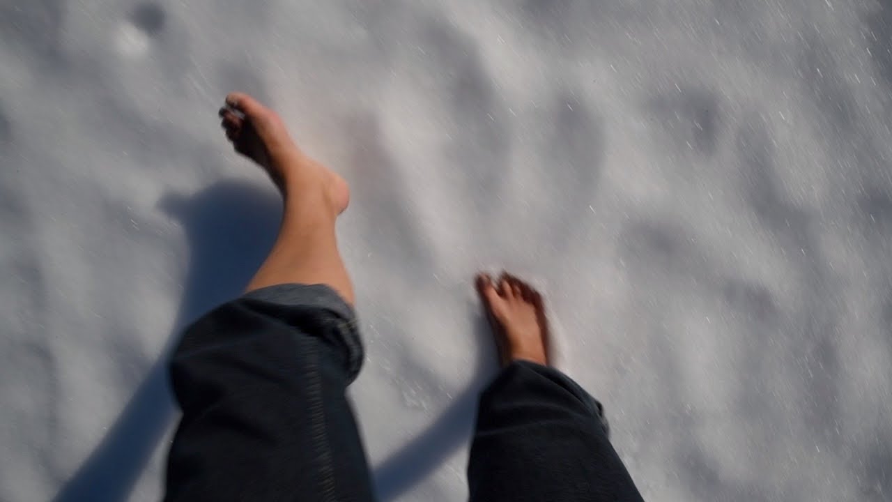 Barfuss im Tiefschnee #1 / Barefoot in Deep Snow #1 - YouTube