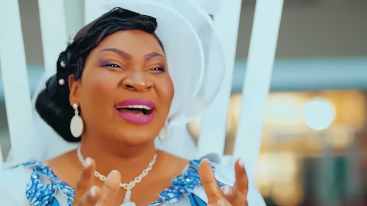 L'Or Mbongo MA ROBE DE GLOIRE Clip Officiel - YouTube