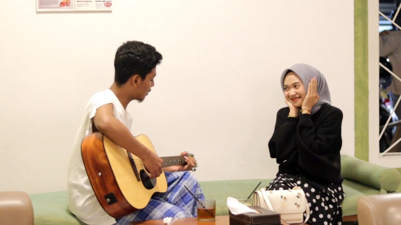 PRANK SHOLAWAT CEWEK CANTIK INI TERDIAM SEKETIKA MENDENGAR SUARA GEMBEL ...