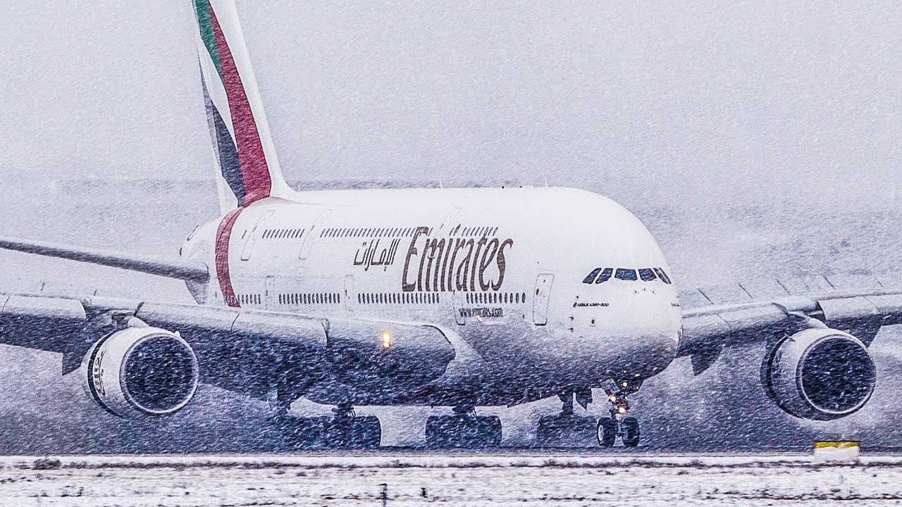 AIRBUS A380 LOW VISIBILITY LANDING during SNOWFALL - A380 snow Arrival ...