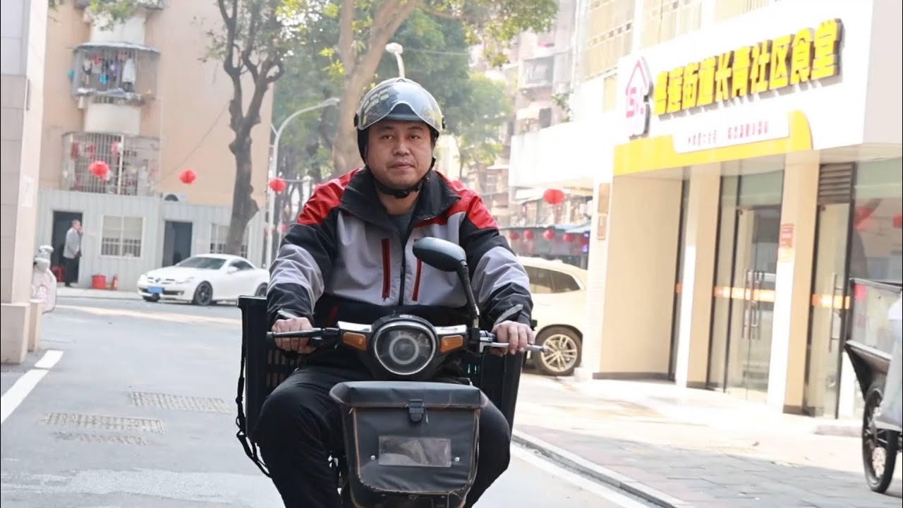 GLOBALink | Faces of China: Delivery worker stays on duty during Spring ...