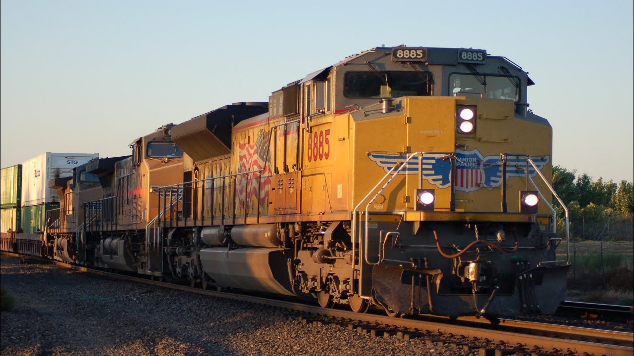 UP #8885 Leads An Intermodal Through Sacramento - YouTube