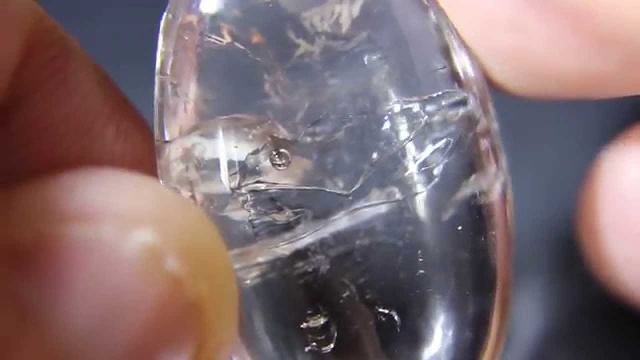 MOVING AIR BUBBLE INCLUSION IN QUARTZ - YouTube