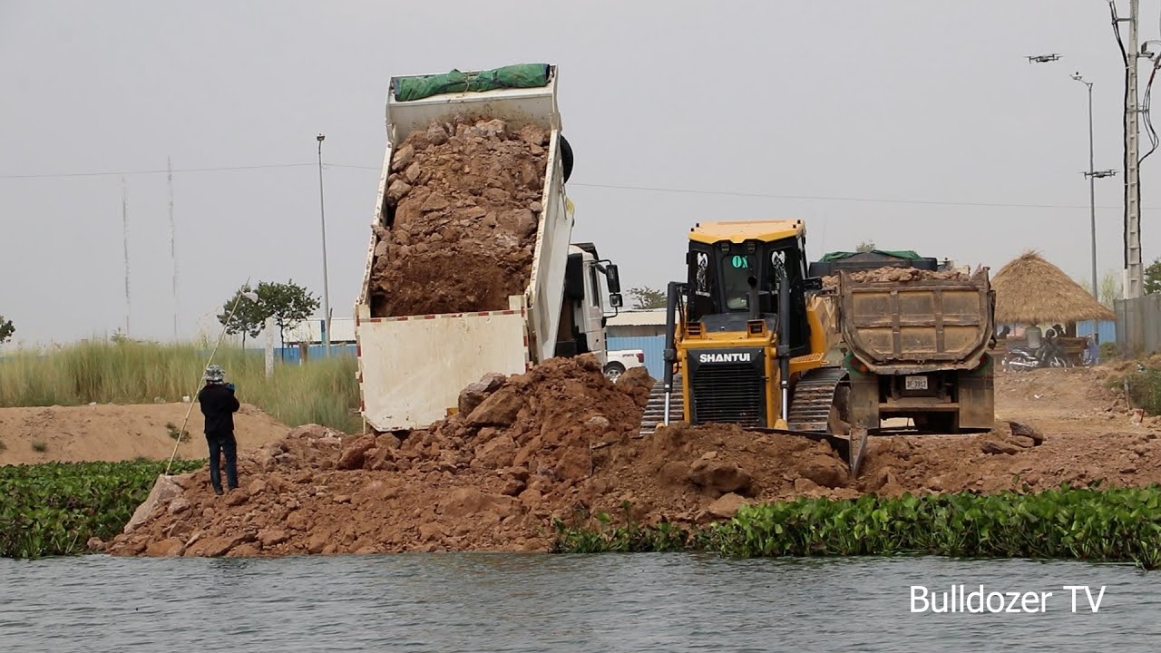 SHANTUI DH17-B2 Bulldozer Pushing And Dump Truck Constructs Build A New ...