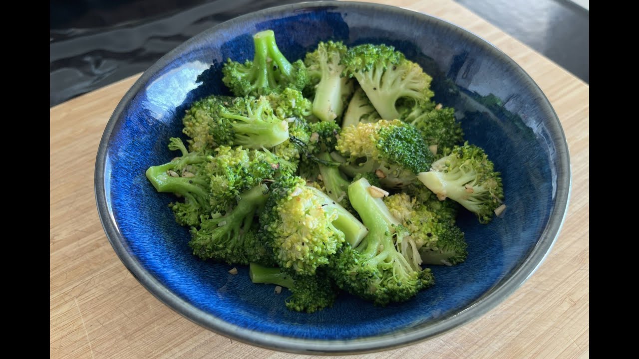 Sauteed broccoli with garlic / Brocolis sautés à l'ail [Fast/Easy] - YouTube