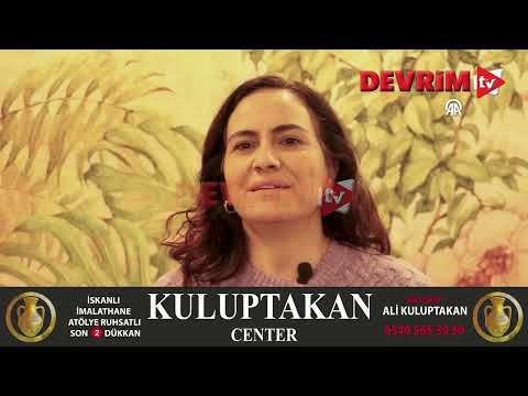 GÖRME ENGELLİ KEDİSİNE ANNE ŞEFKATİYLE BAKIYOR