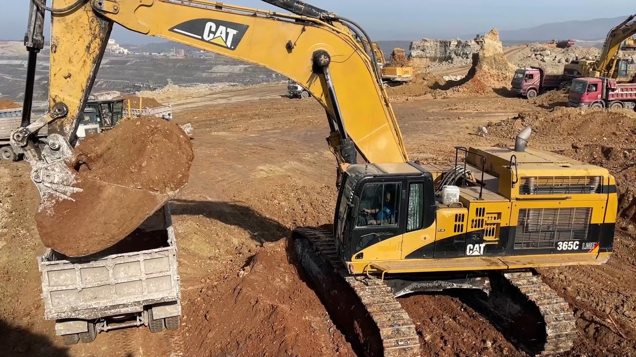Caterpillar 365C Excavator Loading Trucks - YouTube