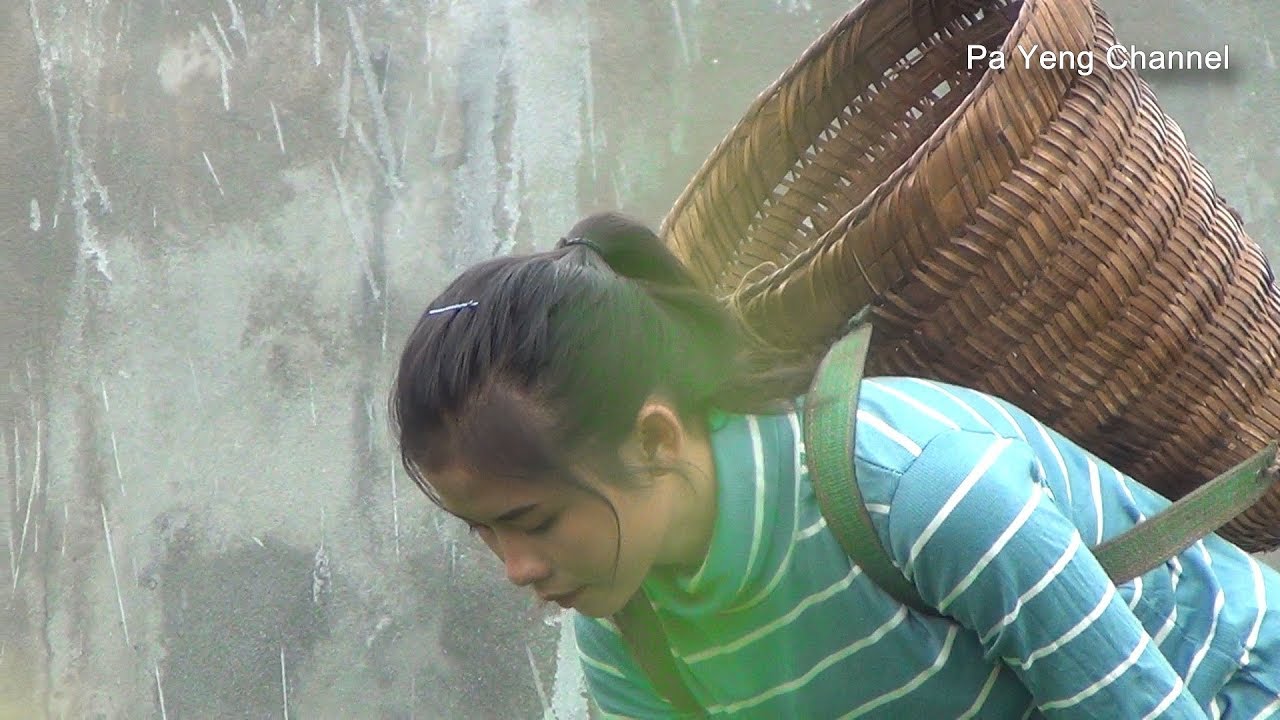 Pa Yeng cooking chicken in her house with spicy and delicious style - YouTube