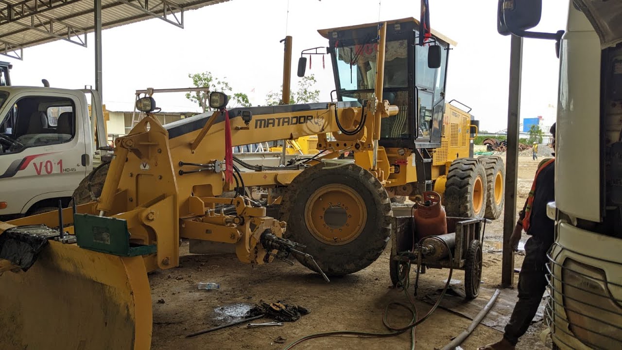Matador MG17 Motor Grader front hub wheel installation #matadorcambodia ...