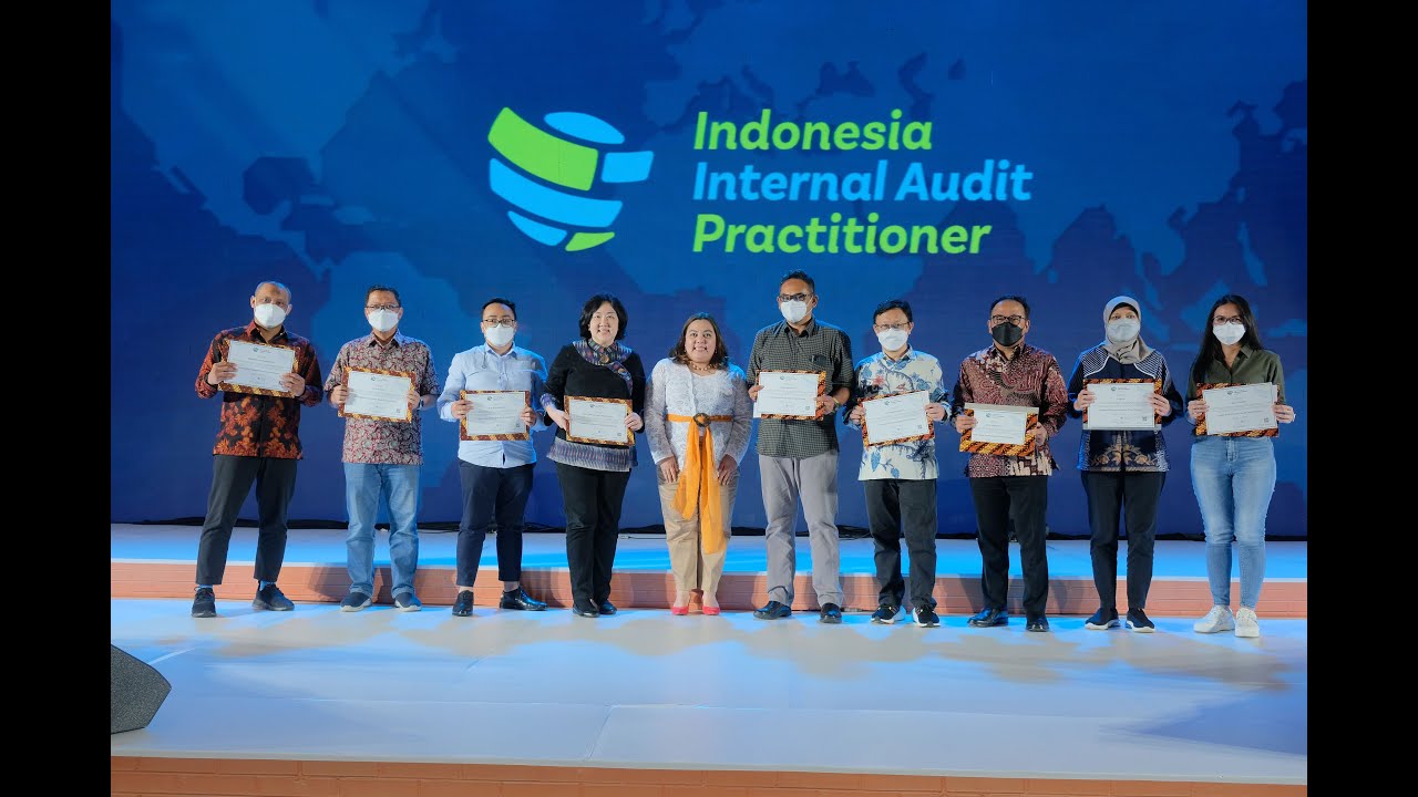 Penyerahan sertifikat bagi peserta program grandfathering Indonesia Internal Audit Practitioner ...