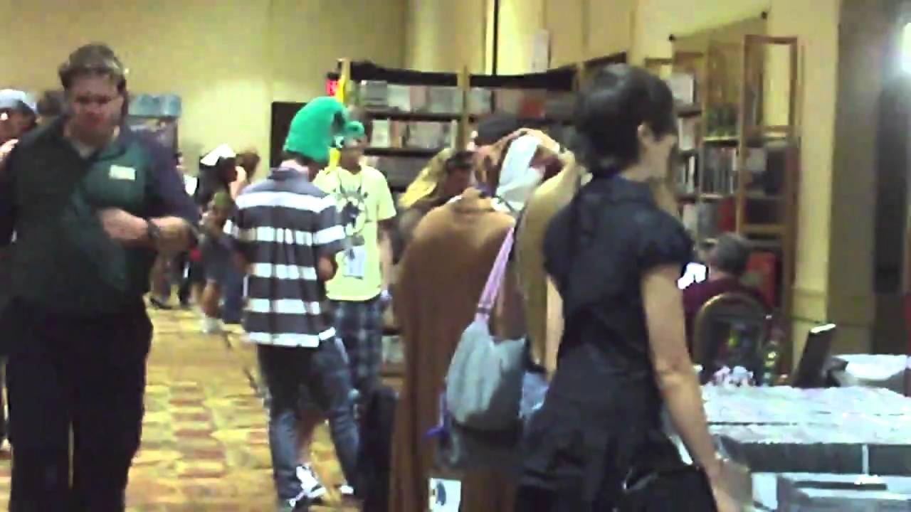 Sac Anime Summer 2010: More dealers hall action! - YouTube