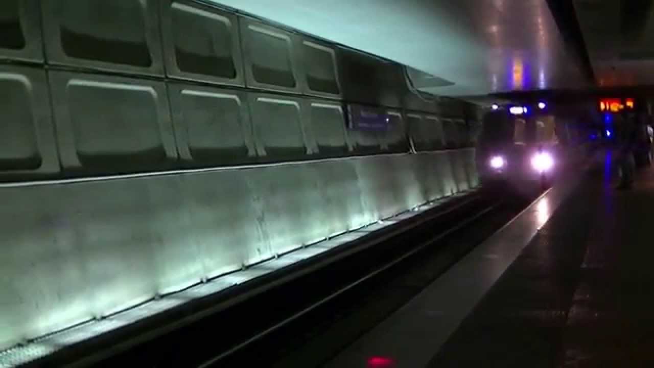 A blue line Washington DC metro arriving Metro Centre towards Largo ...