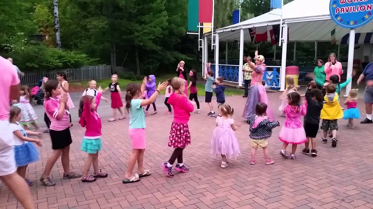 Story land character dinner - YouTube