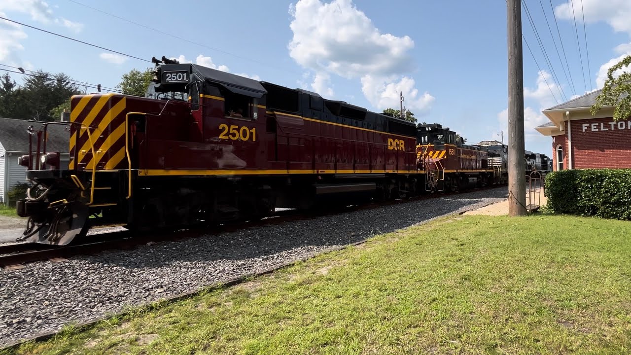 Caught a SD60!! 8/15/24 DCR #2501 & #1551 + NS #7585 & #6993/Felton•DE - YouTube