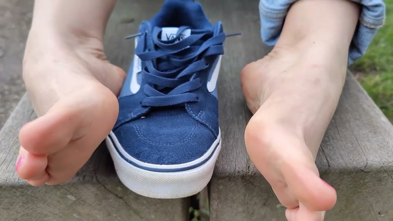 Kate Nike Airmax 90 and Vans sockless shoeplay - YouTube