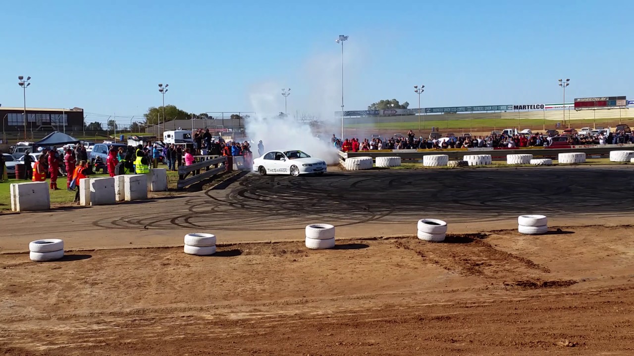 TIME2BSUS adelaide motorsport park burnout comp 2016 - YouTube