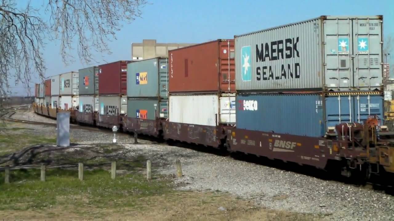 UP 7388 es44ac leading stack thru Dallas, Tx. 02/25/2010 © - YouTube