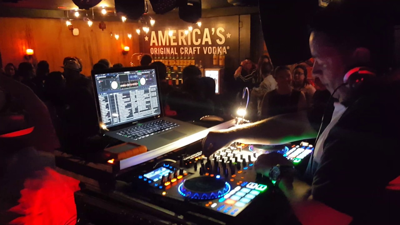 Dj fantasma en accion. 2000 personas en Miami Beach - YouTube