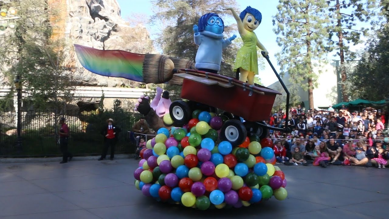 Pixar Play Parade Debut Performance With New Floats at Disneyland Park ...