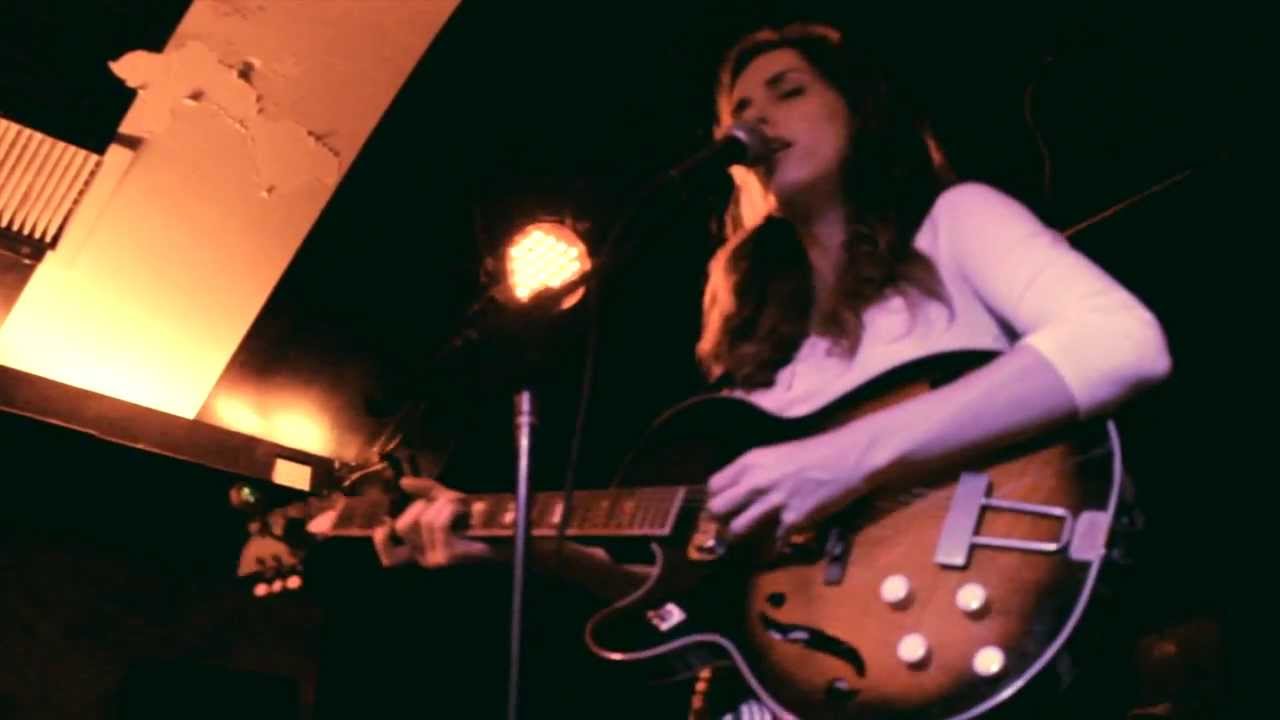 Chloe Byrne - Honeycomb (Live) - YouTube
