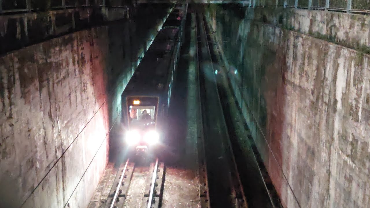 MRT-3 2G CRRC Dalian Train (3132-3135-3143) returning to North Avenue ...