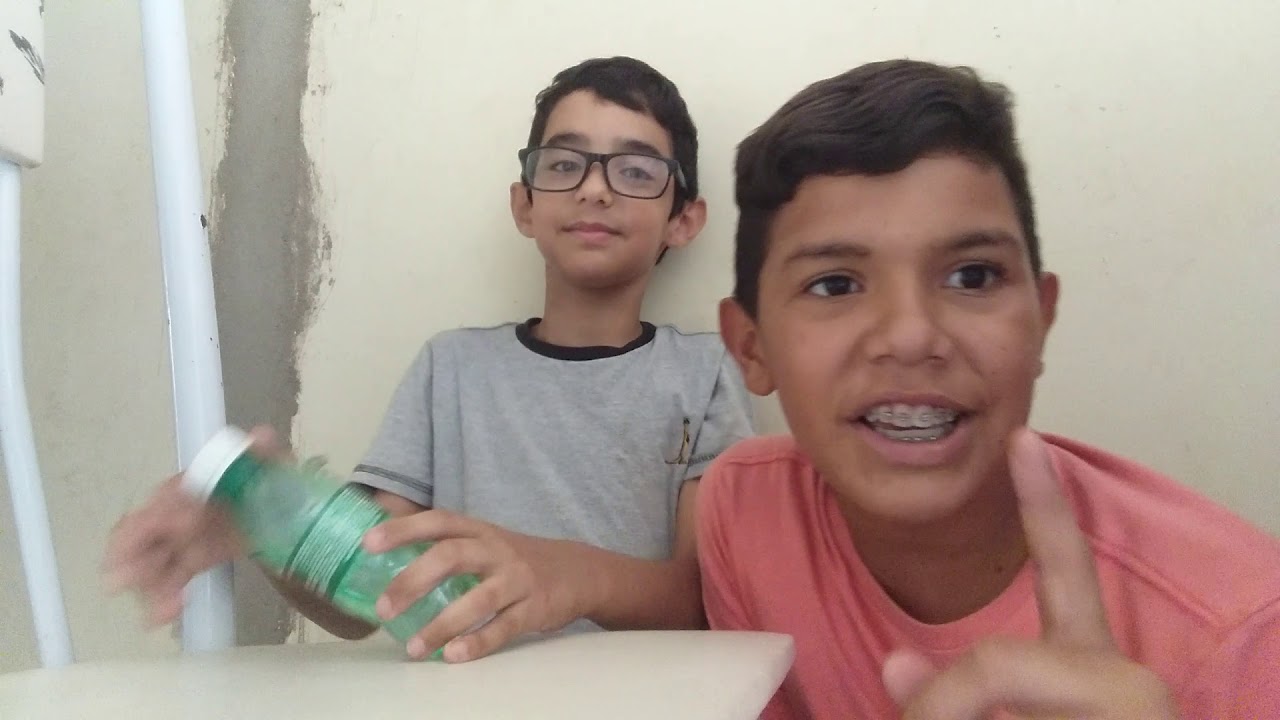Desafio da garrafa ( water botlee flip ) - YouTube
