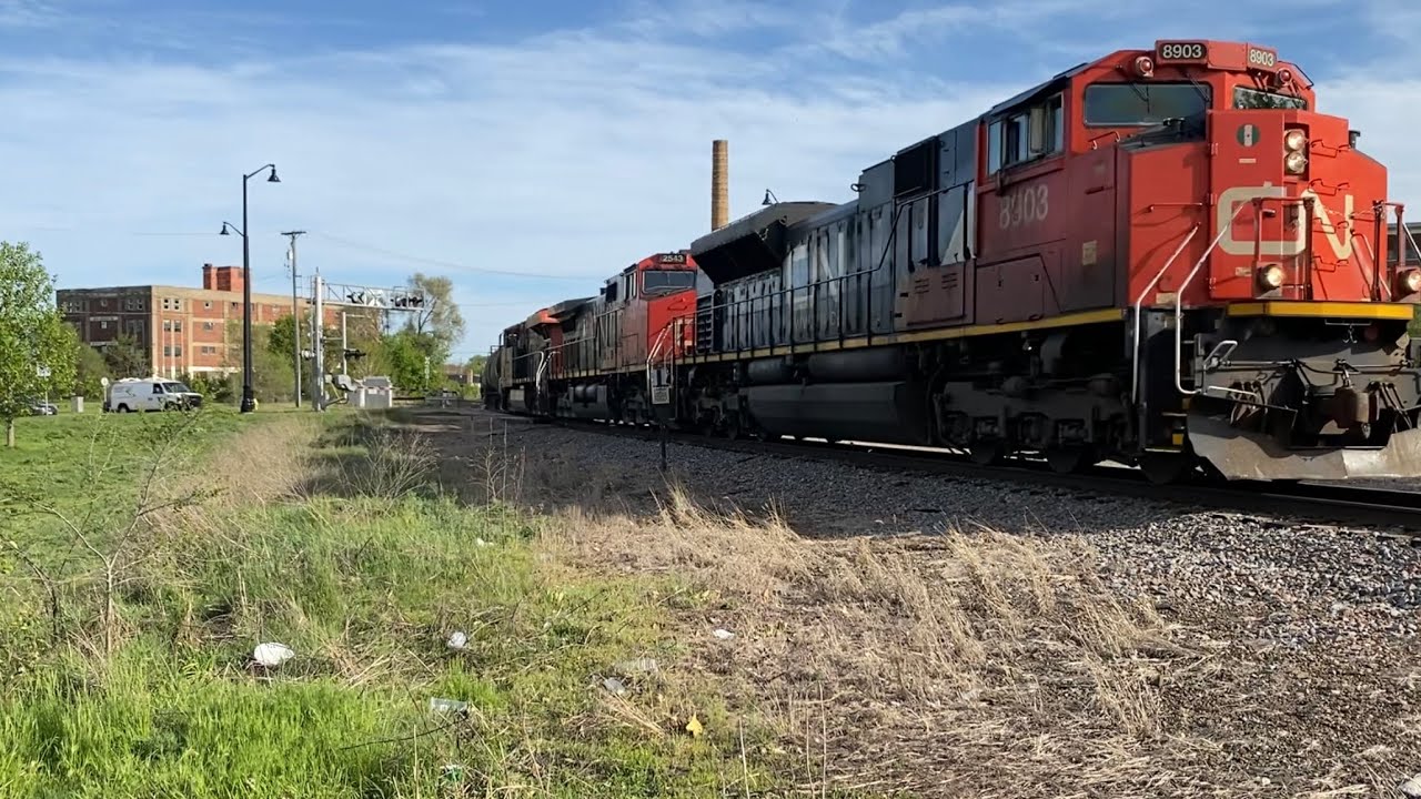 Canadian National Manifest Train ROARS thru Rockford, IL! Crew hits ...