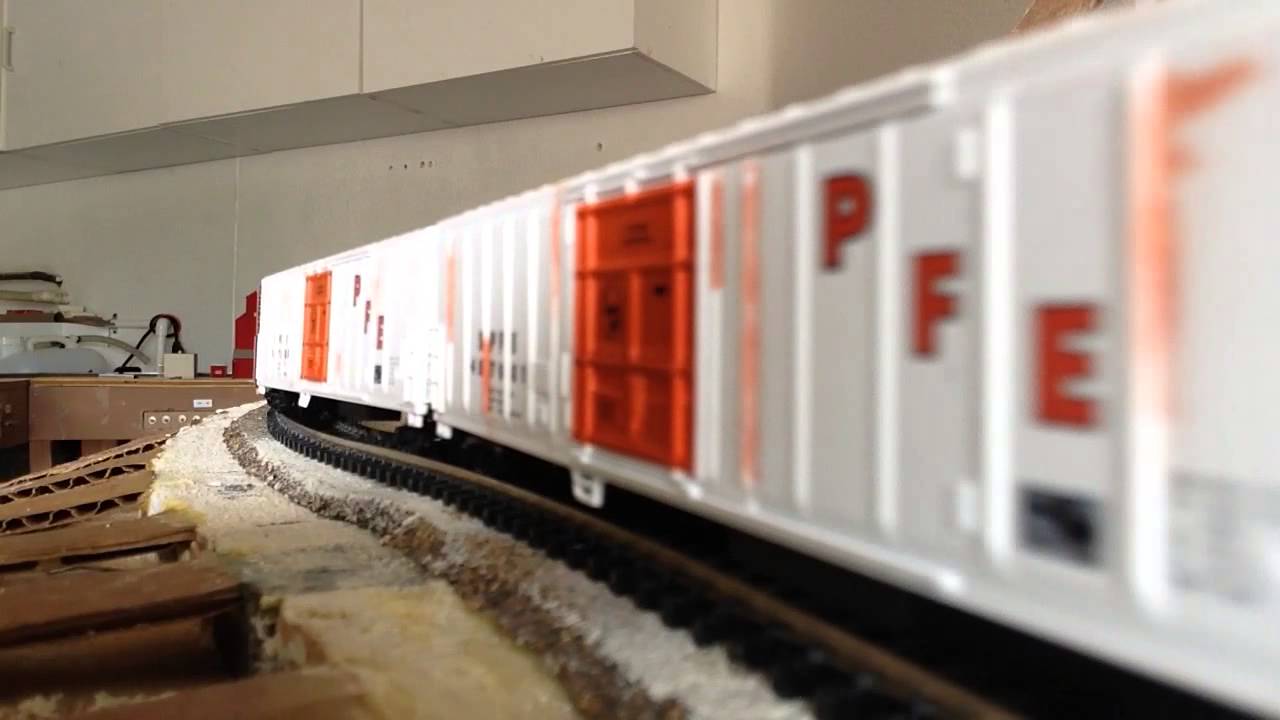 SoCal BNSF N scale train layout- ATSF 5300 climbing grade - YouTube