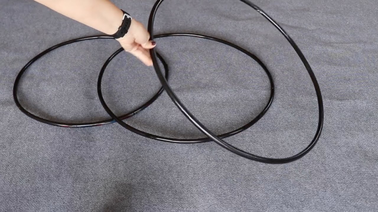 She lays 3 hula hoops on the ground for this BRILLIANT porch idea ...