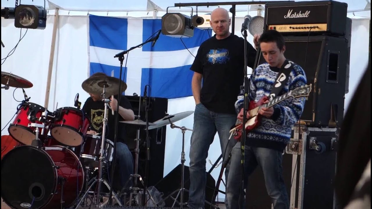 Led Zetland - Simmer Dim Rally 2013 Robbie solo Out on the Tiles - YouTube