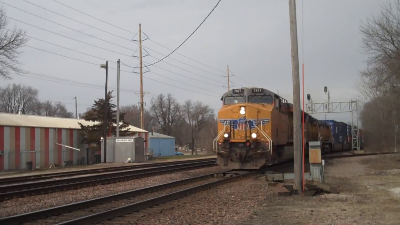 Union Pacific Main Line 2 Trains - YouTube