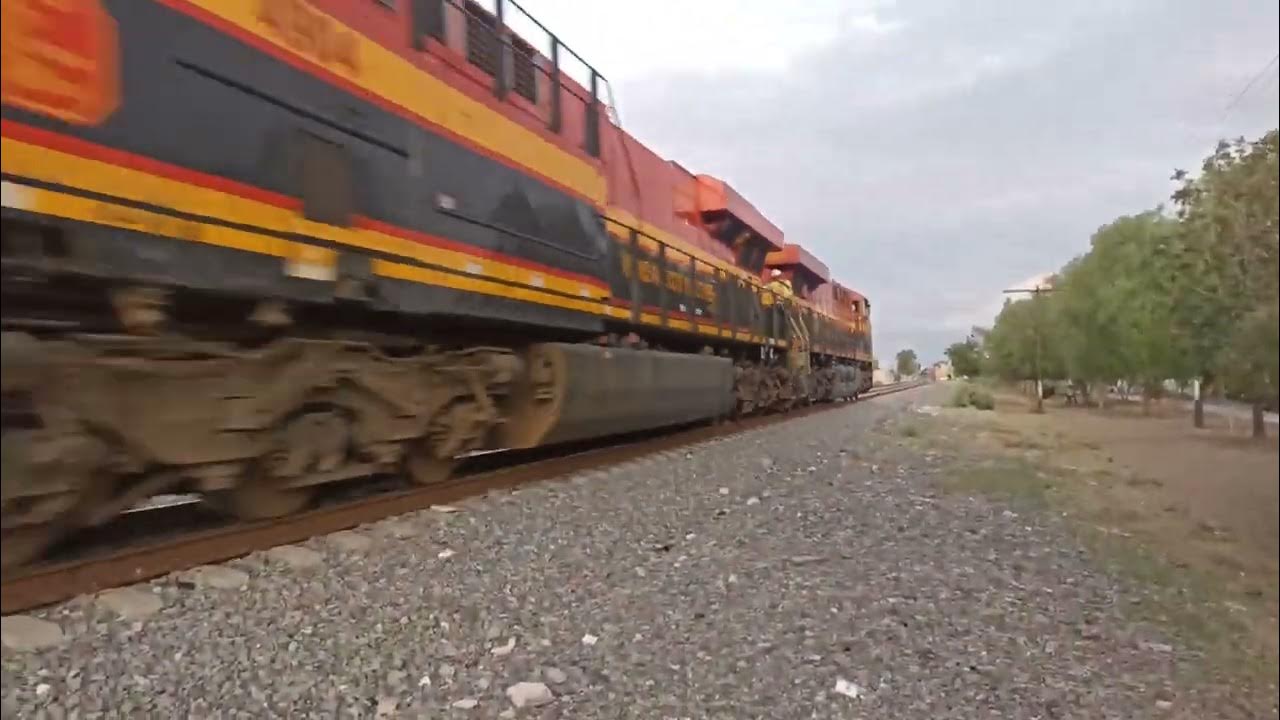 Tren Automotriz de CPKC con un duo de ES44AC rumbo al sur. Me saluda el maquinista. - YouTube